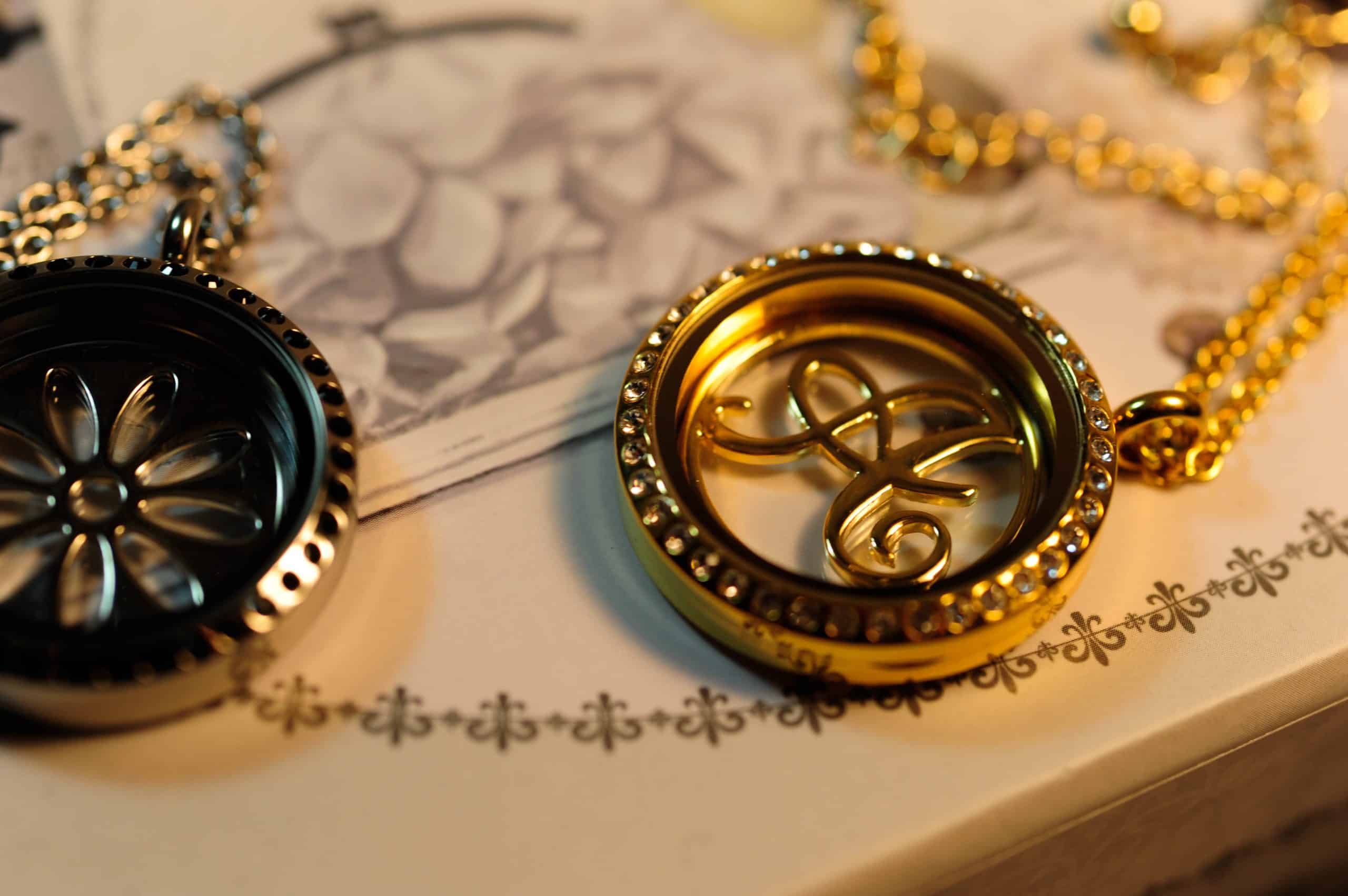 Optez pour des colliers avec lettre pour être stylé et élégant